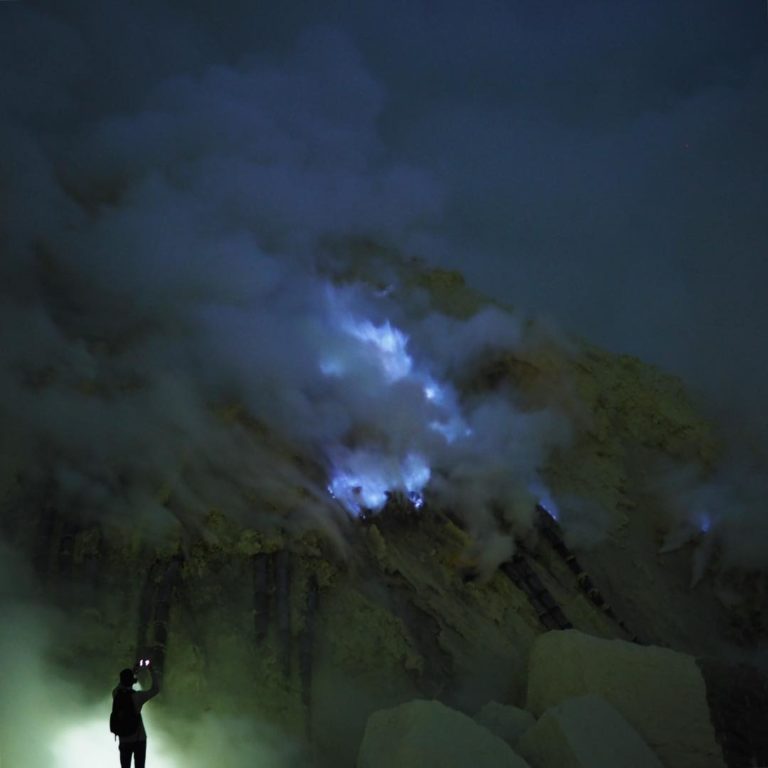 Gunung Ijen: Bentangan Kawah Indah dan Nyala Api Biru Abadi