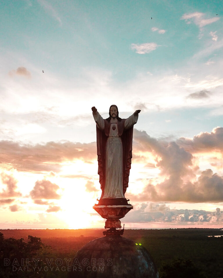 Patung Yesus - DAILY VOYAGERS