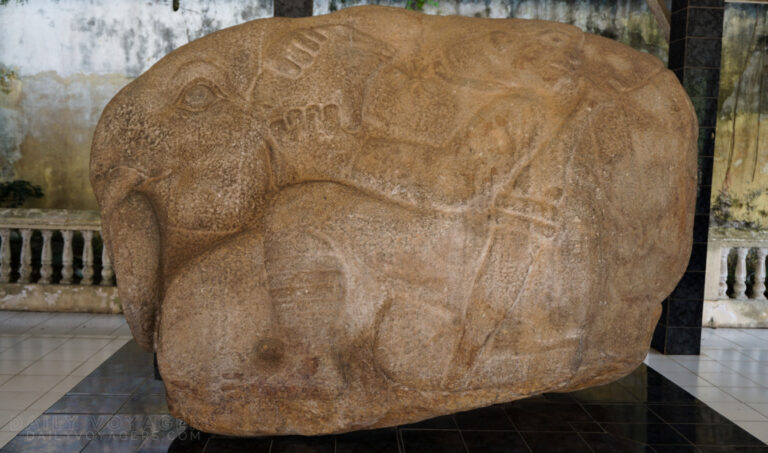 Arca Batu Gajah - DAILY VOYAGERS