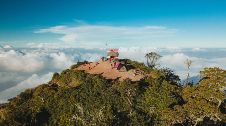 Terbit dan Tenggelam di Puncak Gunung Cikuray - DAILY VOYAGERS